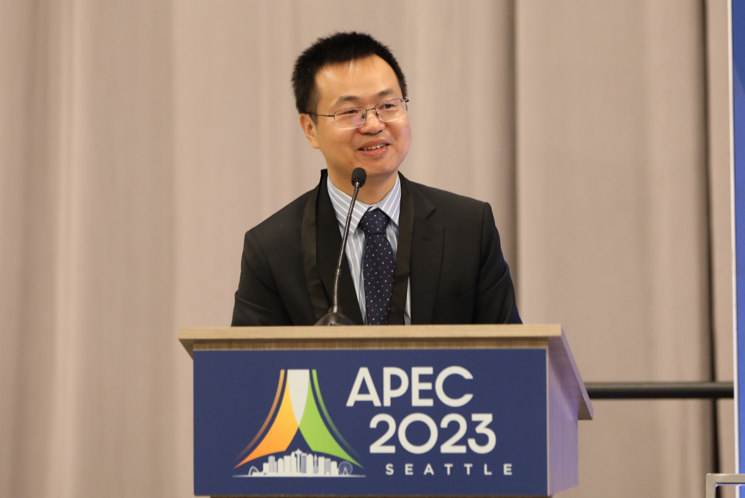 Scientist with Groundbreaking 2D Materials Innovation Wins APEC Science ...
